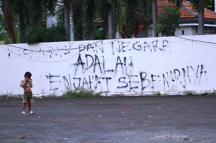 Mural, Pesan Moral Dinding Terpampang di Pagar GOR Baluran