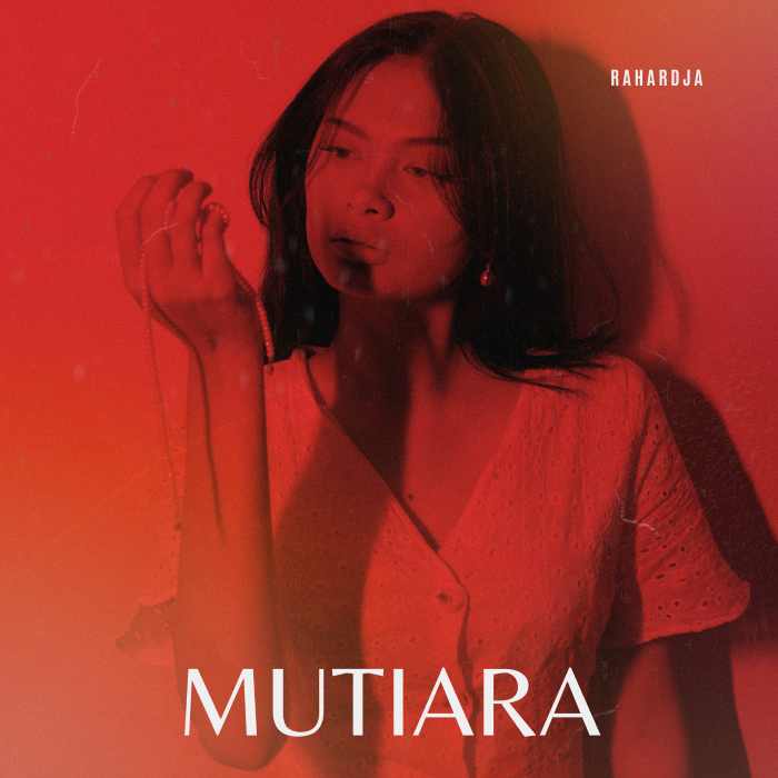 Debut Melalui Single Mutiara